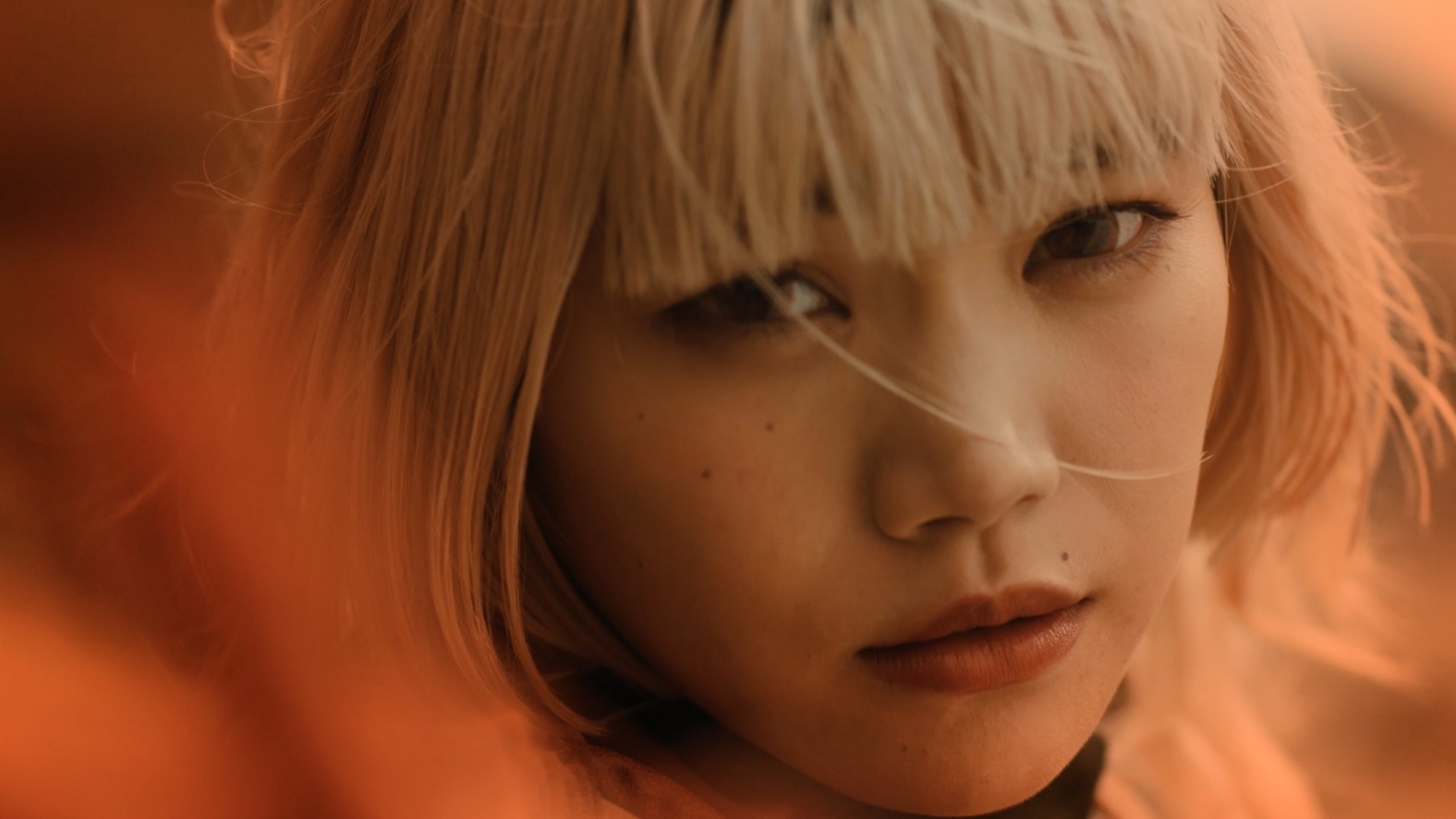 BiSH、アイナが血の涙を流す新曲「DiSTANCE」ティザー映像公開 - StoryWriter