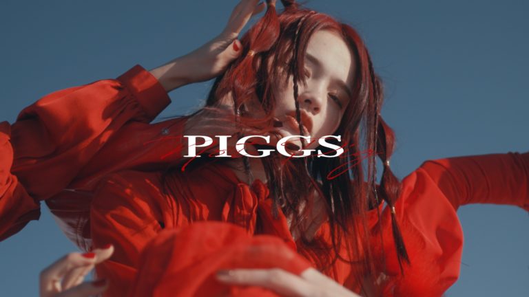 PIGGS、深紅の衣装が印象的な初縦型MV「NOT PIG」公開 - StoryWriter
